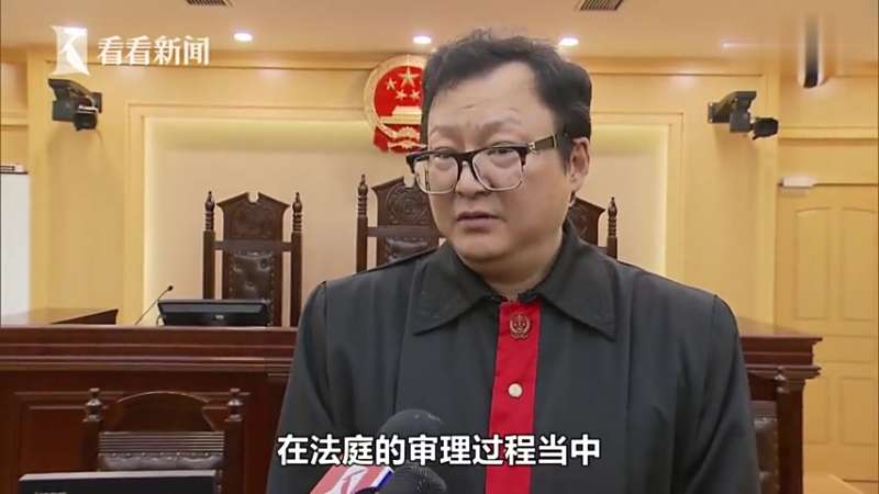 【拆迁分配问题生积怨,母子三人庭审现场暴打亲戚】近日,上海市第二中级法院民事庭正在审理一起房产纠纷案。突然,原被告双方发生冲突扭打在一起,工作