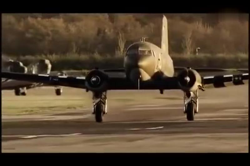 《兄弟连》中C-47运输机“大象漫步”， 快速起飞的画面，一起重温经典时刻！,,,好看视频
