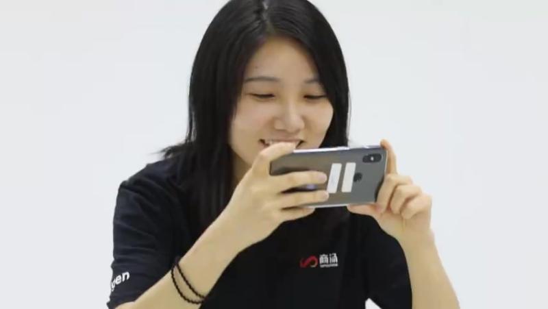 AI+AR，当你看到几个人拿着手机对着一张空桌子比来比去，傻笑乱蹦时，他们一定是在玩同一个AR互动游戏。来，感受下基于SenseAR Cloud，支持多人共享、多人融合游戏互动的乐趣。,,,好看视频