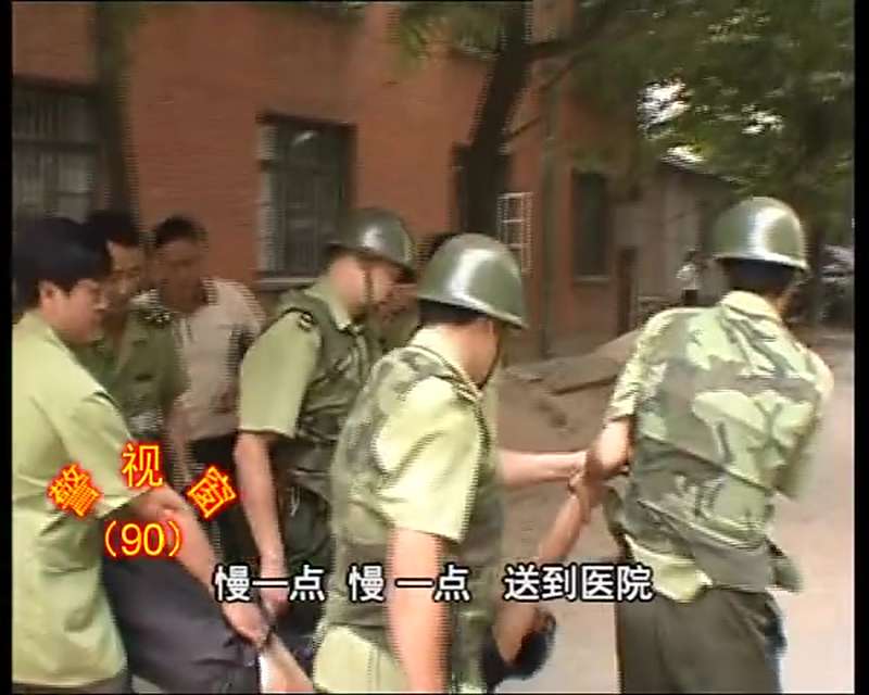 【女逃犯劳荣枝落网,20年前抓捕劳荣枝男友枪战视频曝光】28日,杀害7人后潜逃20年的劳荣枝在厦门落网。1996年起,劳荣枝和男友法子英流窜