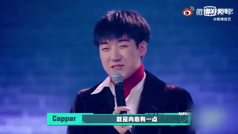 @歌手Capper 的舞台设计好绝，开头用红布蒙上眼睛，歌剧式说唱让人直呼精彩。不过音乐总监@李荣浩 却直言capper没有考虑好用红布遮住脸 ...