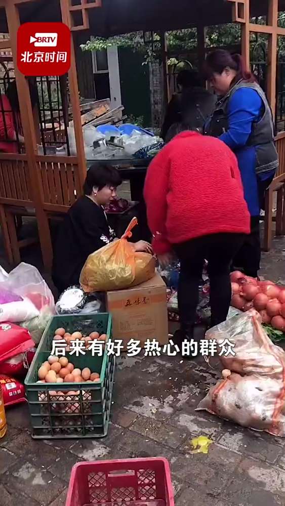 【山西饭店老板2天为一线抗洪人员送4000多份盒饭 很多市民也纷纷加入】10月6日,山西介休,连日暴雨引发洪水,餐饮店老板为救灾人员送饭的视频走红。刘先生称,2天来已送出4000多份盒饭,自己