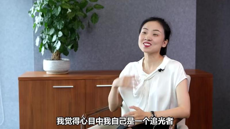 【35岁女教授研究智能成像获100万大奖：希望为山区带去人工智能[爱你]】近日，北京。清华大学副教授方璐研究广场智能成像理论与技术，获第四届青 ...