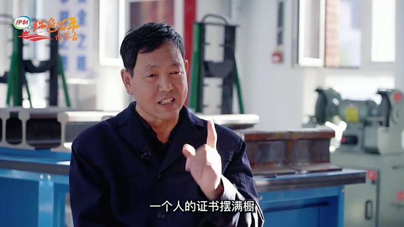 【郭晋龙:中国铁路工人登上国家科技最高领奖台第一人】1957年出生的郭晋龙是一名老党员,工作的40多年间,他从一名电工 门外汉”历练成了行业 大拿”,先后获得了全国五一劳动奖章、全国知识型职工